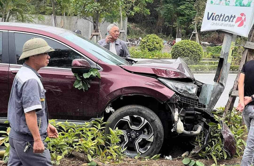 Ảnh TNGT: Honda CR-V 15A 50699 leo dải phân cách đâm thẳng cột điện